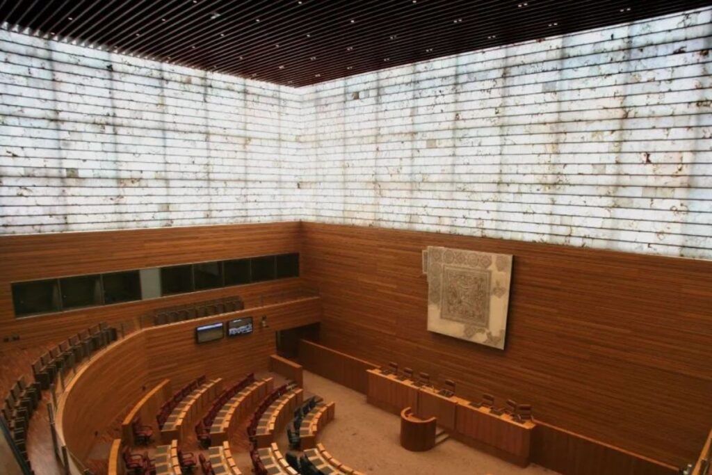 Large-format alabaster panels: applications